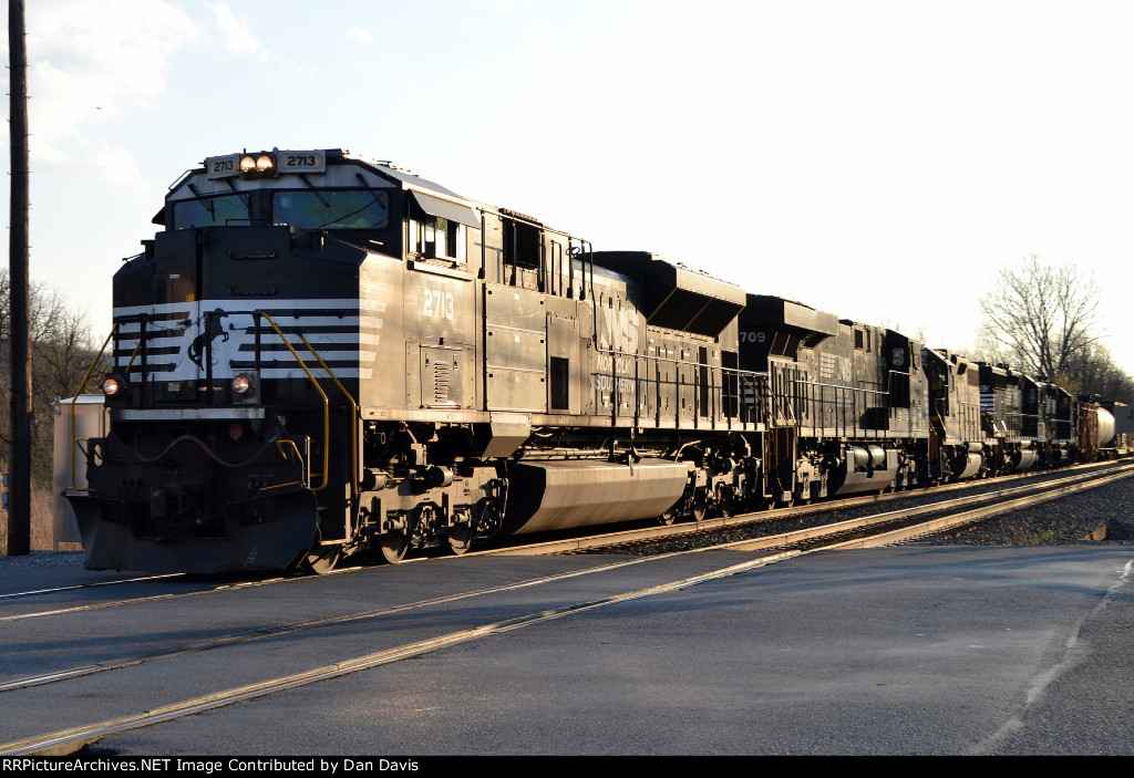 NS SD70M-2 2713 leads 33A